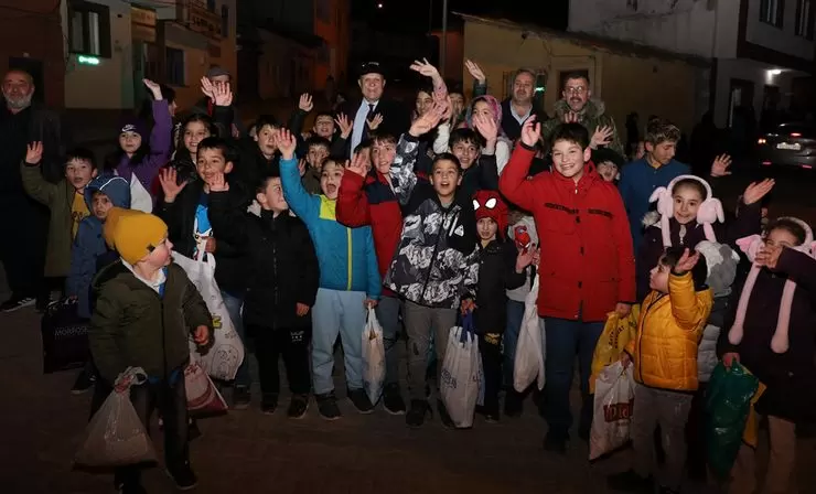 Bayburt Belediyesi, asırlık gelenekte 'onbeşi' dağıttı Bayburt Belediyesi, asırlık gelenekte 'onbeşi' dağıttı